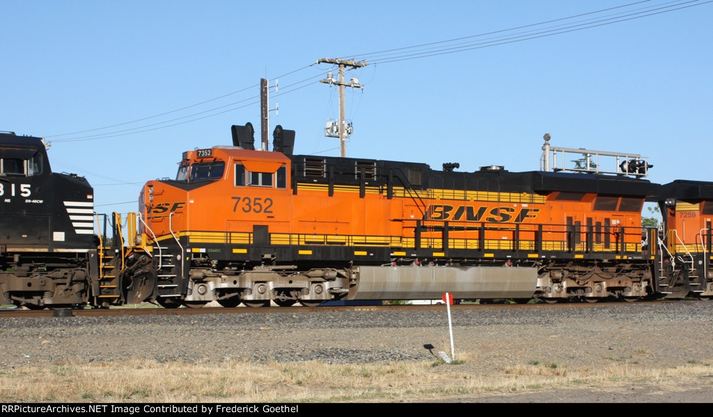 BNSF 7352